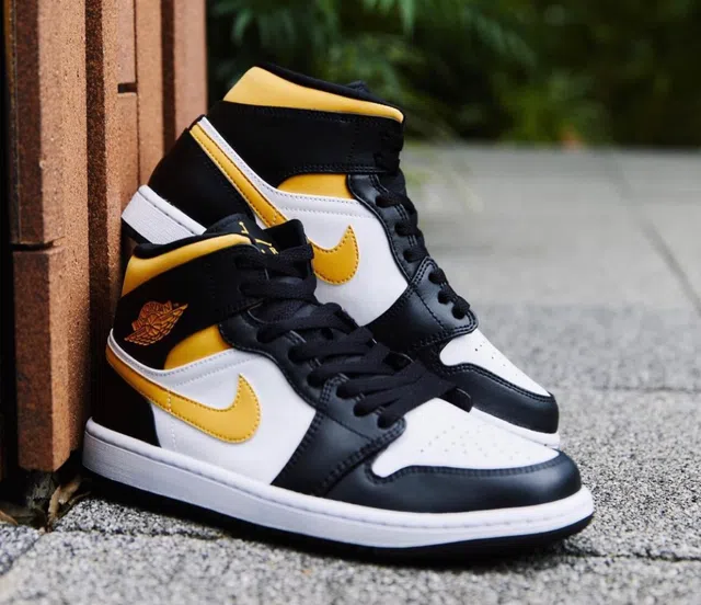 [해외배송] 나이키 에어 조던 1 MID NIKE 554724-177
