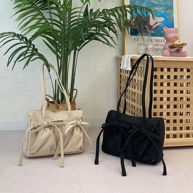 데일리 투포켓 슈슈리본숄더백 캐주얼 데일리 무지 셔링 포켓 가방 데일리백 여성가방 데일리가방 캐주얼백 캐주얼룩 꾸안꾸 포인트 무지가방 발레코어 리본가방